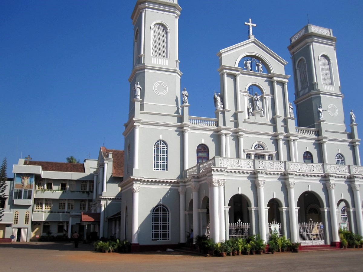 Mangalore Mangalore: Milagres Church and Hall, Mangalore